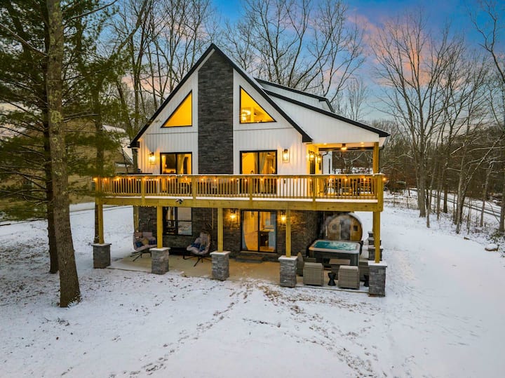 Woodland Ramada: Hot Tub, Sauna & Cinema Room - Albrightsville, PA