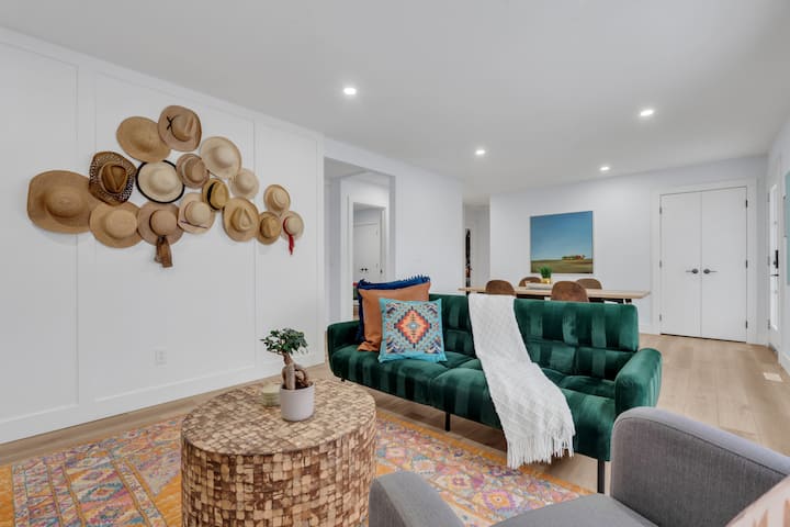 Modern 4br | Main Floor King | Central + Parking - Calgary