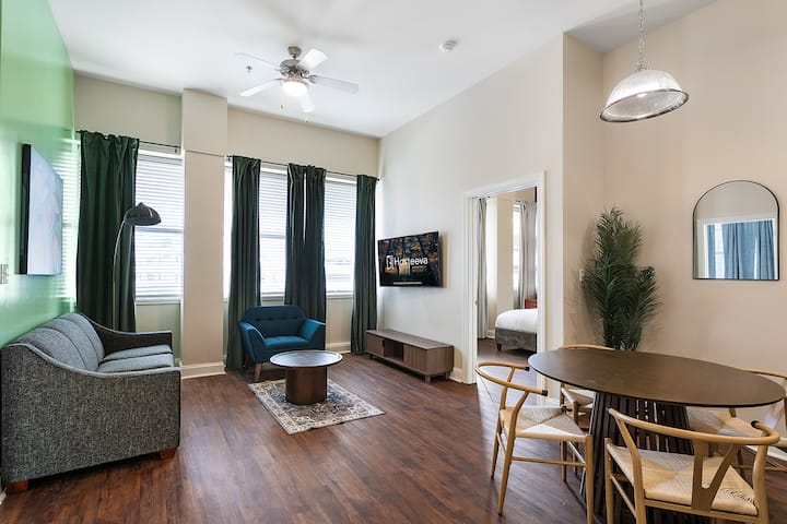 Stylish Urban Condo: 2 Bedrooms & Skyline Pool - La Nouvelle-Orléans, LA