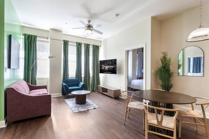 Upscale 2br Condo Featuring Skyline Pool - New Orleans, LA