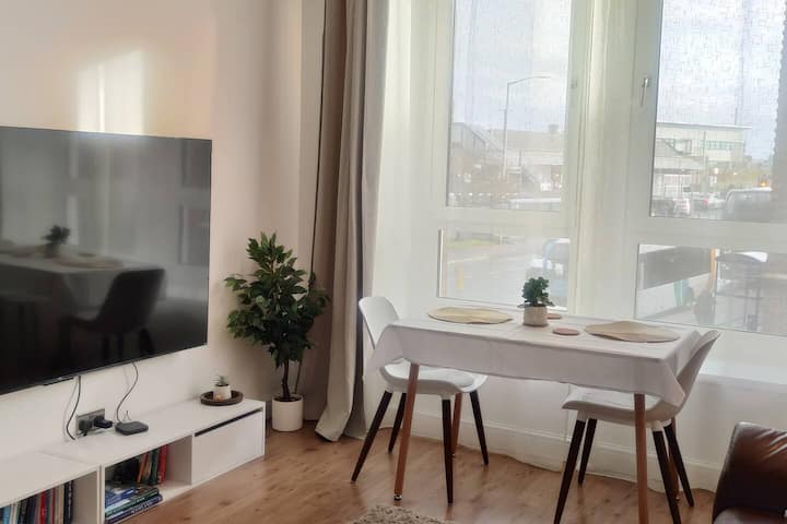 Central 1-bed Flat | Walk To Shops, Pubs & Station - Ardrossan
