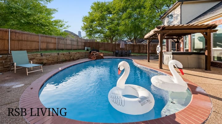 5br Luxury Stay • Dive Into Pool & Theater Fun - Bedford, TX