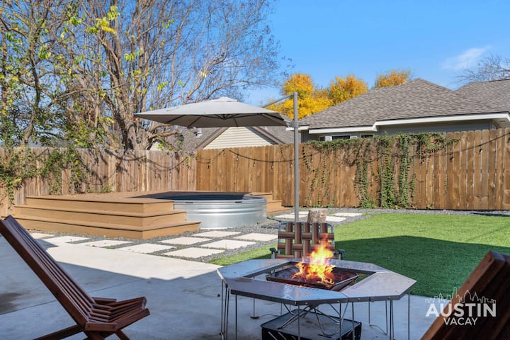 Cowboy Pool + Private Yard Near Main Street Charm - Round Rock, TX