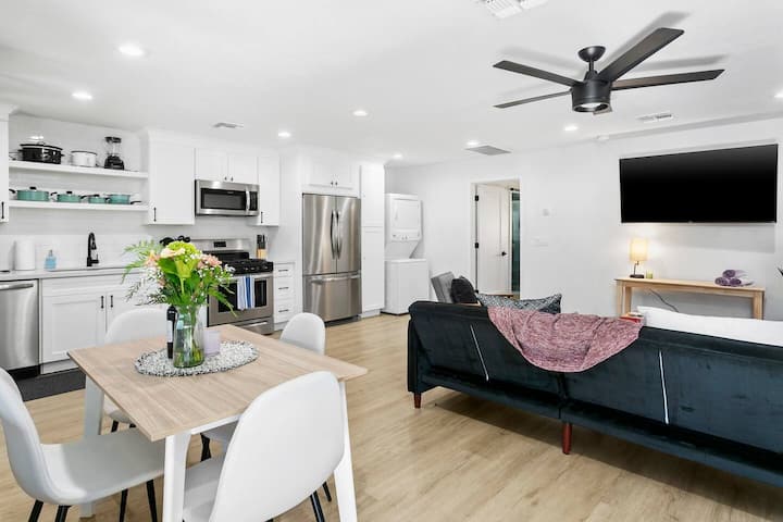 Phoenix Retreat: Backyard • Kitchen • King • Games - Phoenix