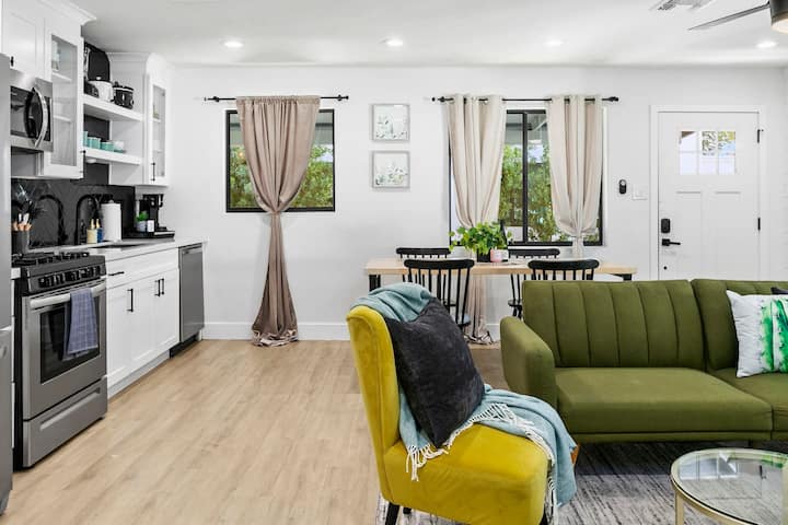 Phoenix Escape: Modern & Private | Kitchen W/ King - Phoenix, AZ