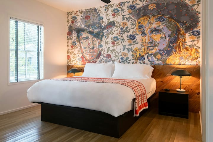 Cute Vintage Eco-friendly Hotel - Broad Suite - Taylor, TX
