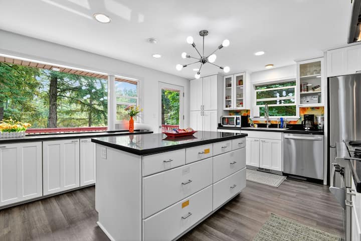 Family & Dog-friendly | Mil Suite | Gigabit Wifi - Sammamish, WA