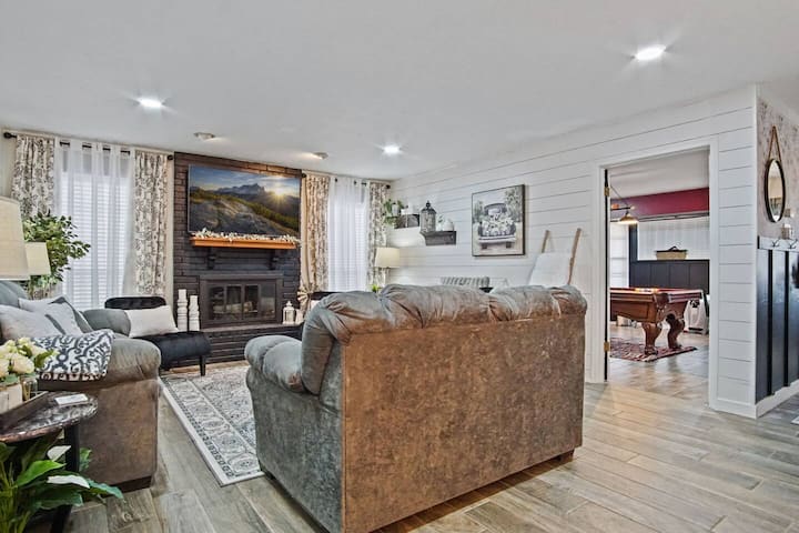 Spacious Ou Hideaway | Hot Tub + Pool Table - Norman, OK
