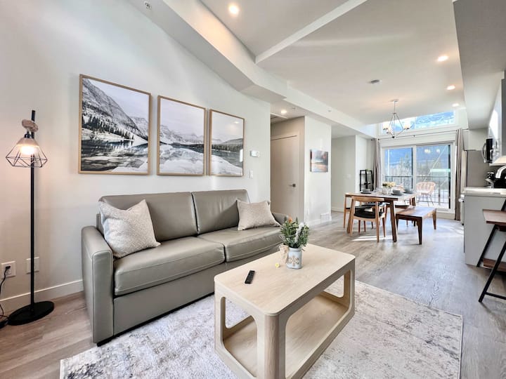 Mountain Home- Banff Gate, Hot Tub, Parking, View - Banff, AB, Canada