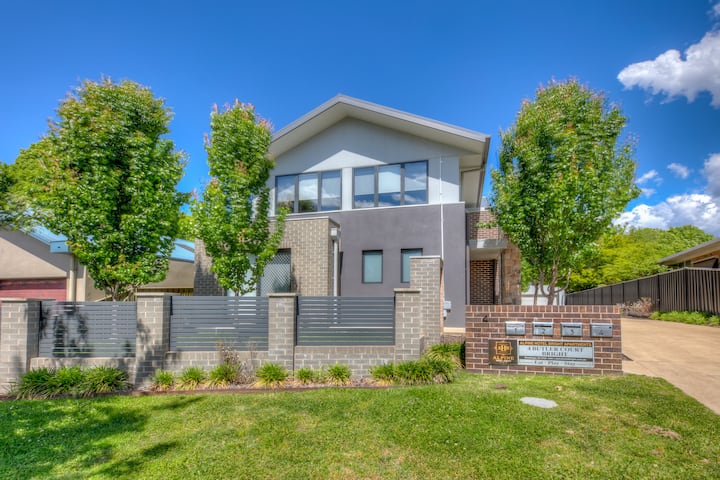 Alpine Apartment One - Bright