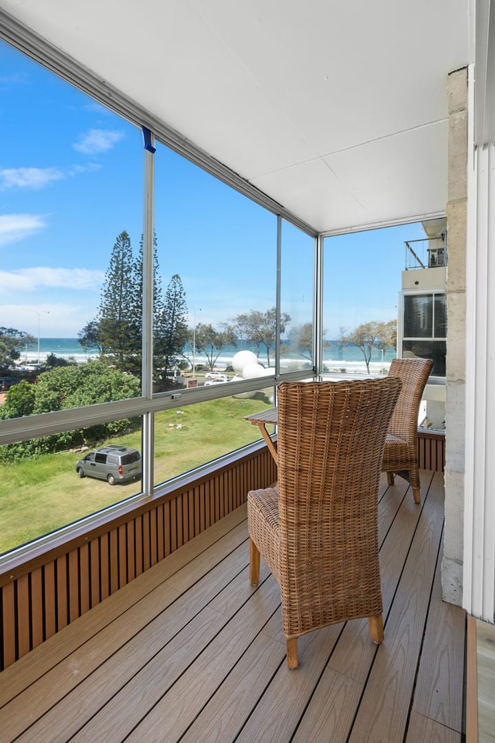 Beachside 2br Getaway • Walk To Sand • Netflix - Surfers Paradise