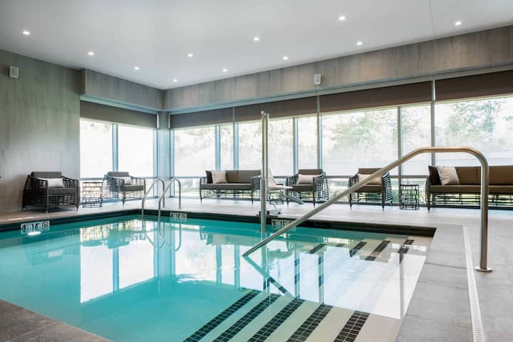 Near Harvard University + Indoor Pool. Bar. Gym. - Cambridge, MA