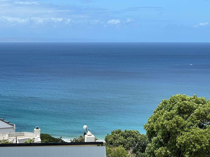 The Salty Whale - 3bd Apt - Central, Sea Views - Plettenberg Bay