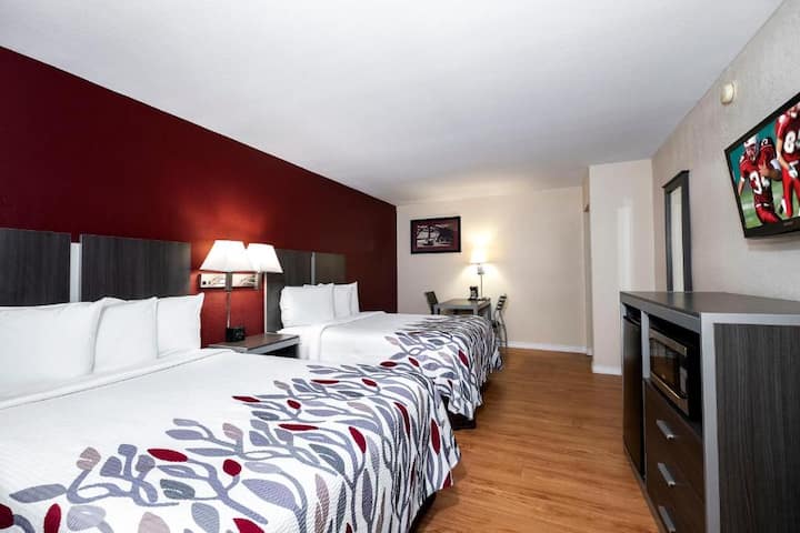 Convenient Room For Budget Travelers Near I-45 - Spring, TX