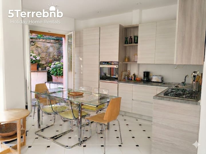 Serena's Beach Side Apt With Parking And A/c - Monterosso al Mare