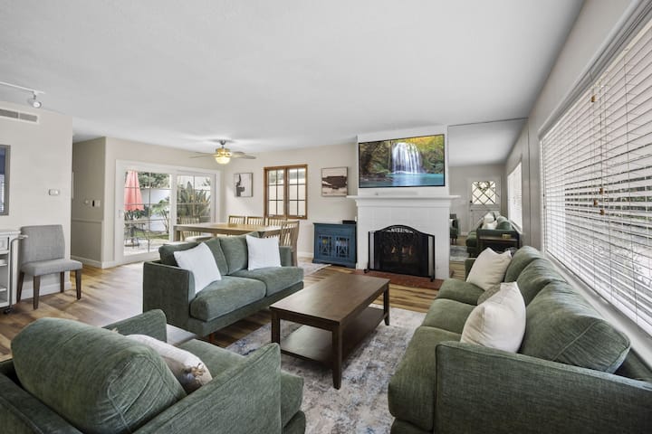 Exclusive Peninsula Point Retreat Steps To Sand - Newport Beach, CA