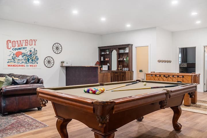 Spacious Ranch W/ Hot Tub & Game Room - Sleeps 24! - Omaha, NE