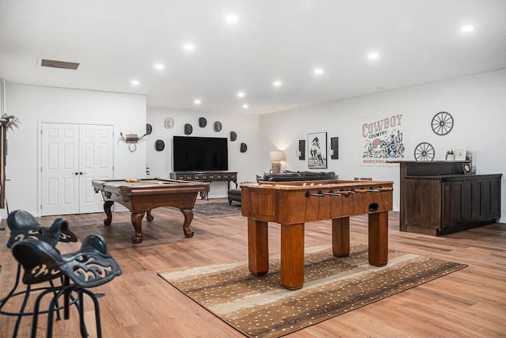 Spacious Ranch W/ Hot Tub & Game Room, Sleeps 24! - Omaha, NE