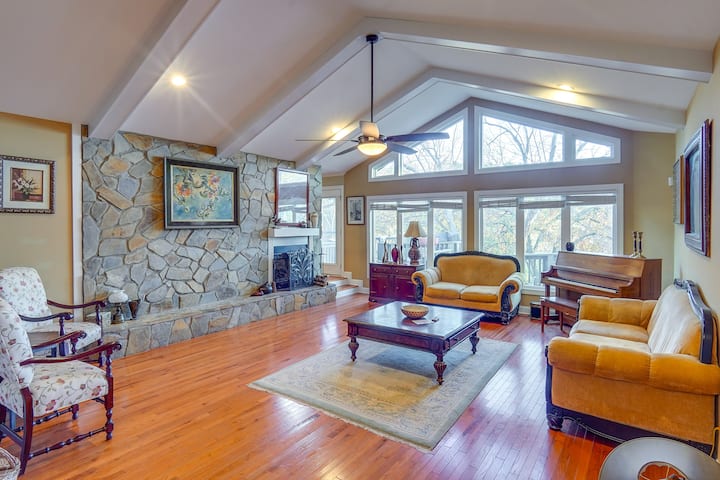 Spacious Lakefront Apt W/ Deck In Fayetteville! - Fayetteville, NC