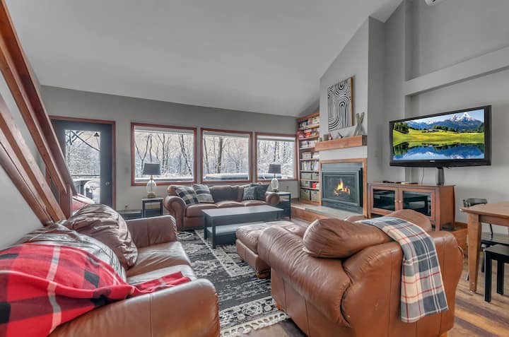 Peak Convenience- Spacious Slopeside Valley Village Retreat - Ellicottville, NY