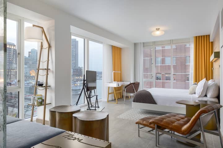 King W/ Harbor View + On Site Dining & Rooftop Bar - Boston, MA