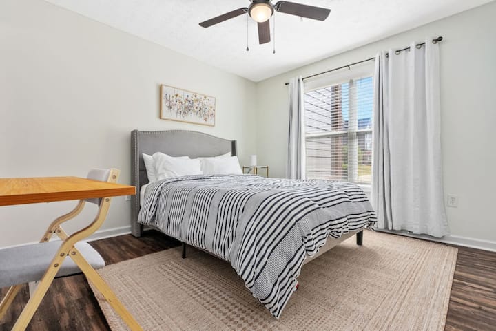 Queen Bedroom Inside A 4 Br Condo/new Au Oasis - Auburn, AL