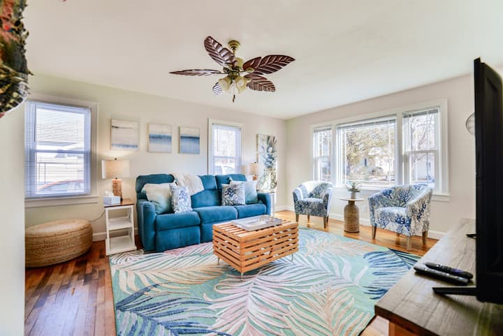 Coastal Comfort: Pet-friendly- King Bed- Fast Wifi - Jackson, MO