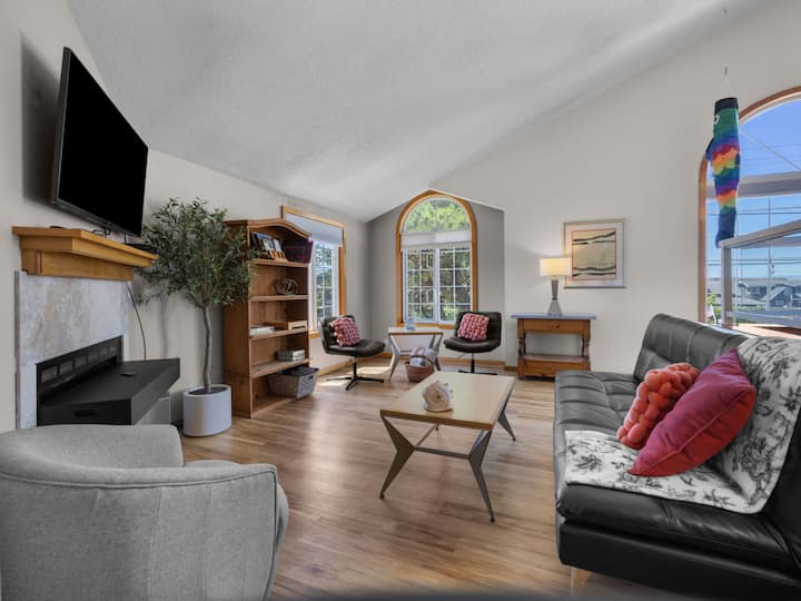 10 Pelican View: Walk To Beach | Dog-friendly - Cannon Beach, OR