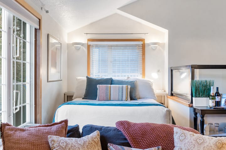 Steps To Haystack Rock | Pet Friendly | Fireplace - Cannon Beach, OR