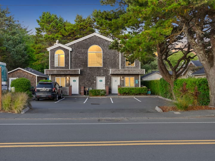 Beaches Inn Fourplex Group Getaway: Dog-friendly - Cannon Beach, OR