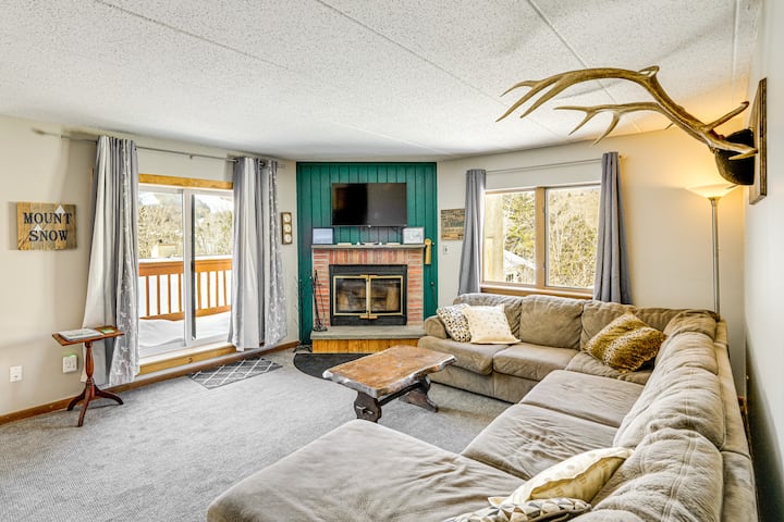Snow Mountain Condo: Hot Tub + Shuttle To Resort - Dover, VT