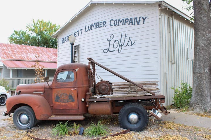Lumberyard Loft Studio - Holland, TX
