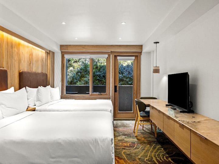 Superior Queen Beds W/ Mountain Retreat - Banff