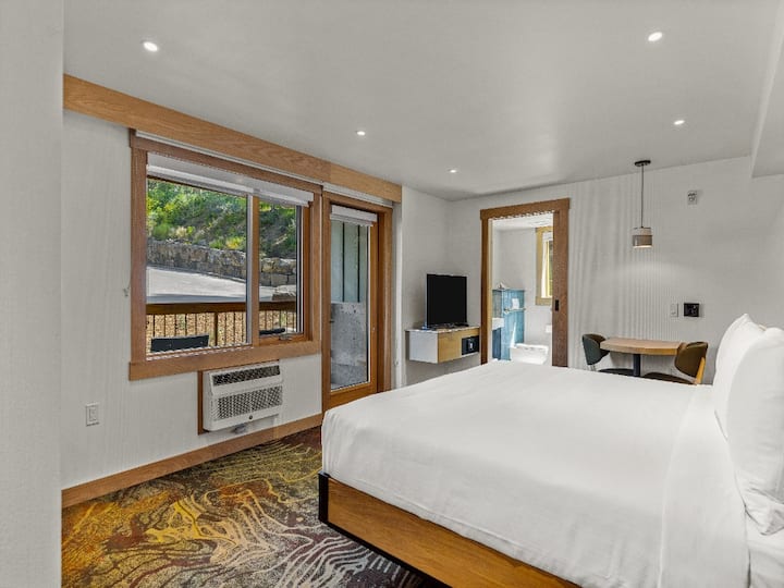 Comfortable King Room W/ Accessible Amenities - Banff