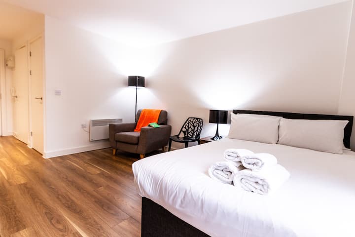 Stunning Centrally Located Studio Apt - Liverpool