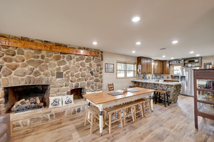 Near Blue Mountain Lake & Atv Trails: Cabin Escape - Mount Magazine State Park, Paris