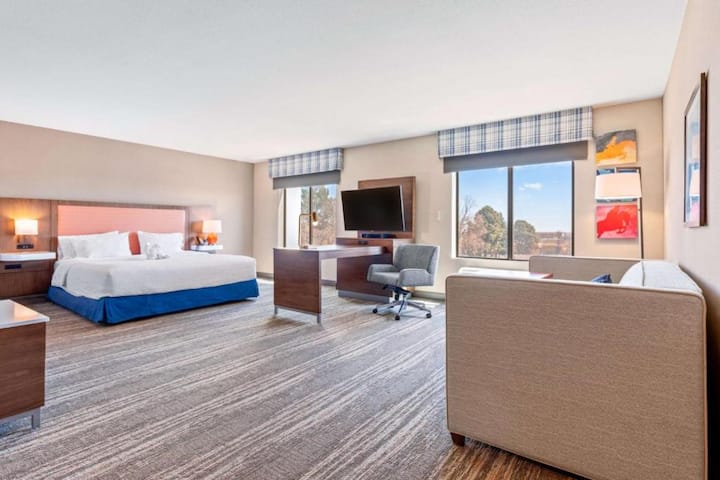King Bed | Pet-friendly. Free Parking & Breakfast - Greeley, CO