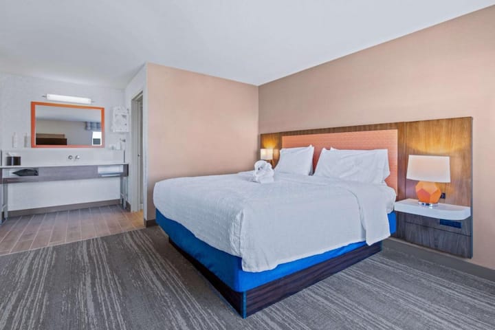 King Bed | Pet-friendly. Free Breakfast & Parking - Greeley, CO