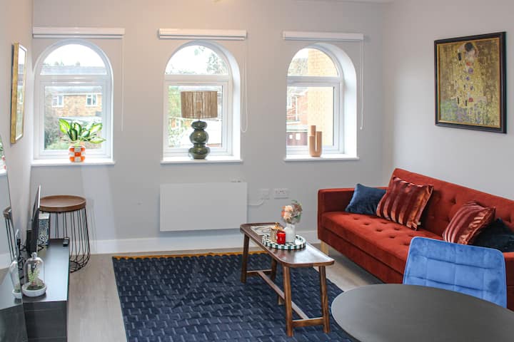 Stylish 1-bedroom Apartment In Slough With Parking - Windsor