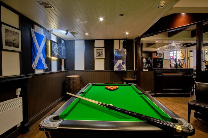 Three Modern Rooms, Historical Oban Steps Away - Oban