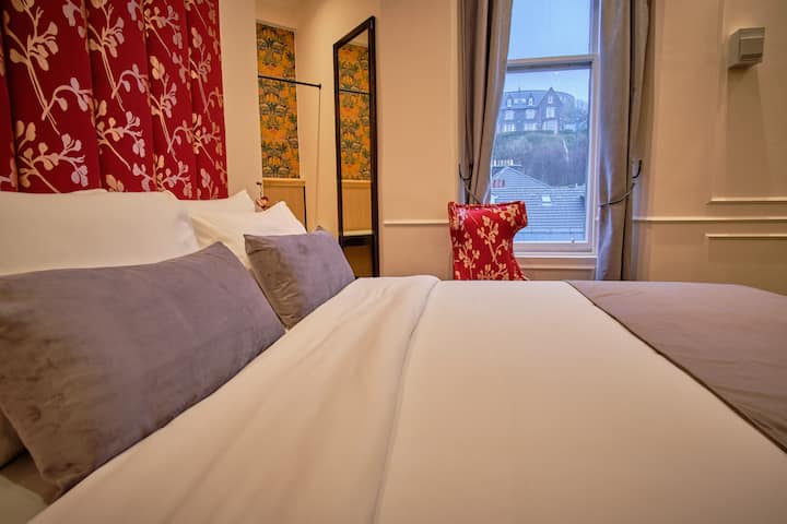 Three Modern Rooms, Historical Oban Steps Away - Oban