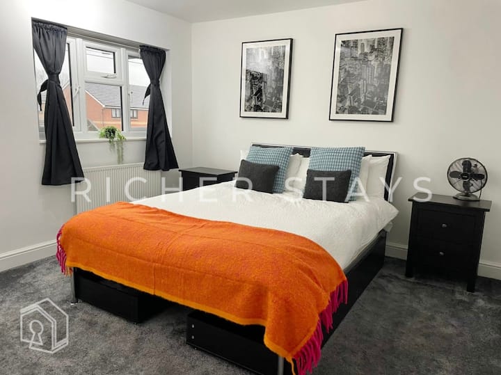 Spacious 4-bedroom Home | Driveway & Garden - Romford