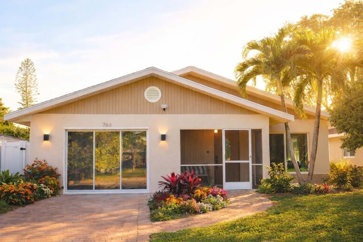 Modern Coastal Oasis · Walk To Beach · Big Kitchen - Naples Park, FL