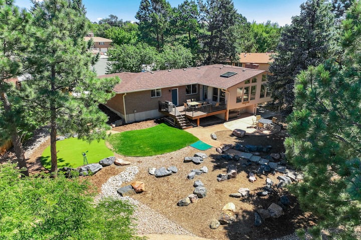 Crestgate Den! Patio, Games, Frisbee Golf & Views! - Colorado Springs, CO
