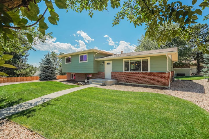 Crestpoint Court! Multi-level, Near Uccs & Bbq - Colorado Springs