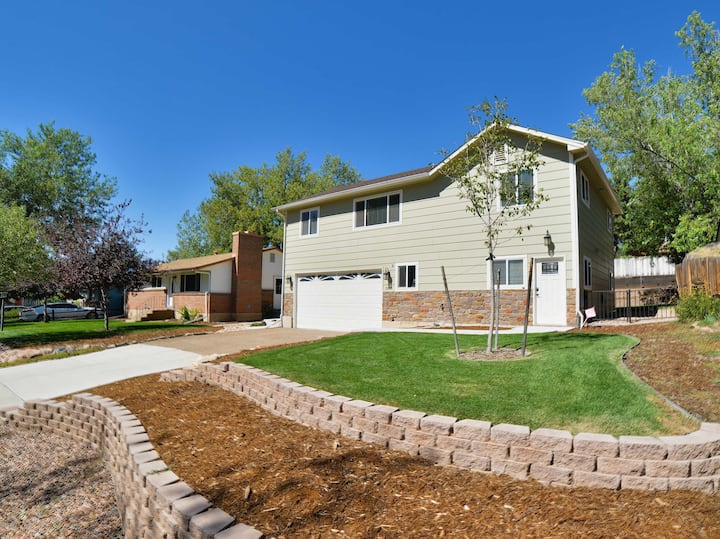 Crestview Place! 2 Mins To Uccs, Patio, And Bbq - Colorado Springs, CO