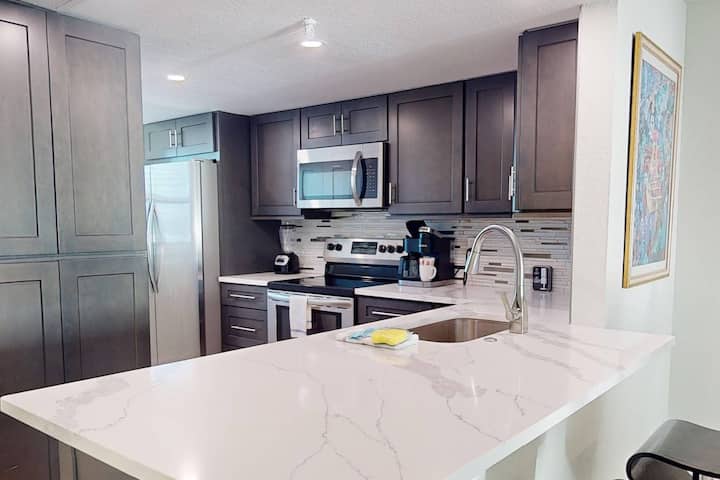 Upgraded 2br/2ba Condo With Views, Pool, Balcony - Madeira Beach, FL