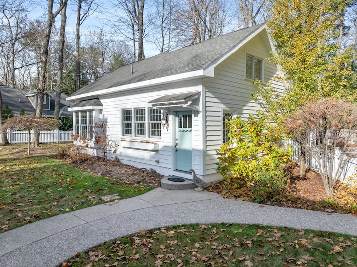 Cozy Lakeview Carriage House - Petoskey, MI