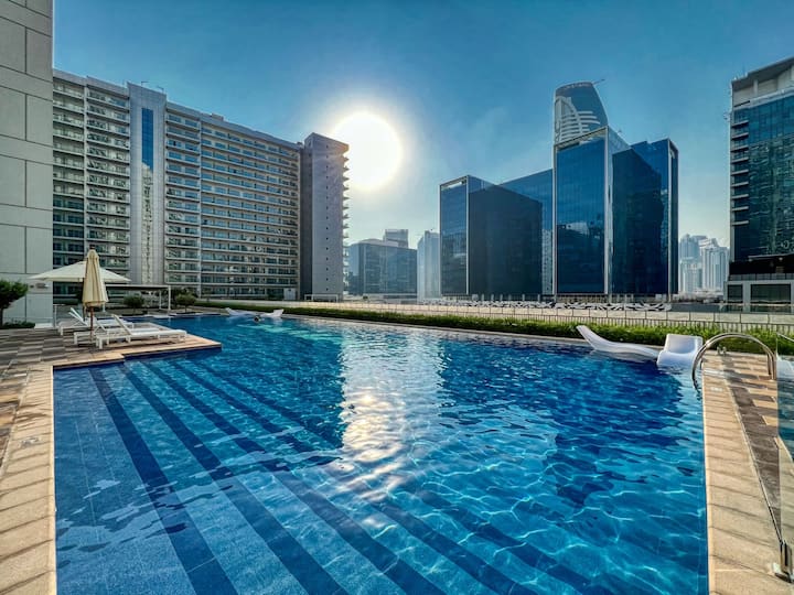 Sky-high Dubai Apartment W/ Pool & Gym Access - Dubai