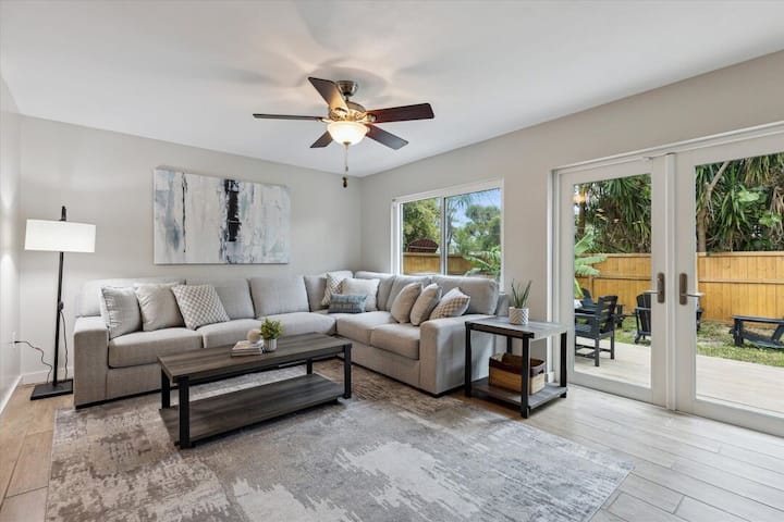 Cocoa Beach Getaway Private Oasis & Fire Pit! - Cocoa Beach, FL